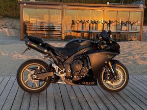 Black Yamaha R1 2009 in Riga, with an engine capacity of 1.00 L and mileage of 43 thousand km for 7700 €, photo 1 on AUTOMOTO.COM.LV
