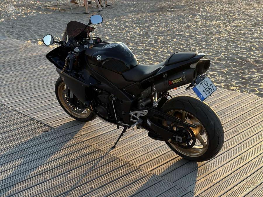 Black Yamaha R1 2009 in Riga, with an engine capacity of 1.00 L and mileage of 43 thousand km for 7700 €, photo 5 on AUTOMOTO.COM.LV