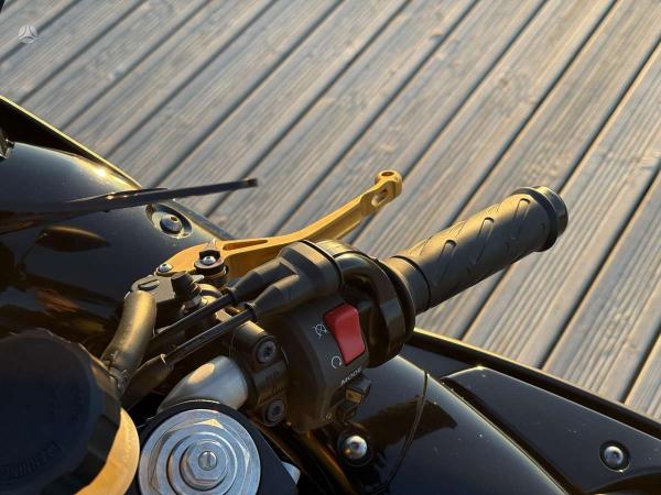 Black Yamaha R1 2009 in Riga, with an engine capacity of 1.00 L and mileage of 43 thousand km for 7700 €, photo 10 on AUTOMOTO.COM.LV