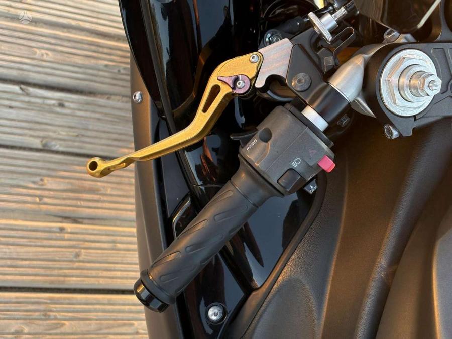 Black Yamaha R1 2009 in Riga, with an engine capacity of 1.00 L and mileage of 43 thousand km for 7700 €, photo 18 on AUTOMOTO.COM.LV