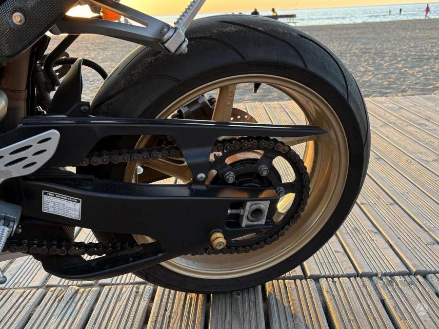 Black Yamaha R1 2009 in Riga, with an engine capacity of 1.00 L and mileage of 43 thousand km for 7700 €, photo 20 on AUTOMOTO.COM.LV