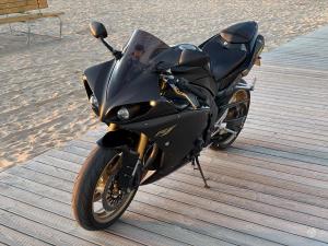 Black Yamaha R1 2009 in Riga, with an engine capacity of 1.00 L and mileage of 43 thousand km for 7700 €, photo 26 on AUTOMOTO.COM.LV