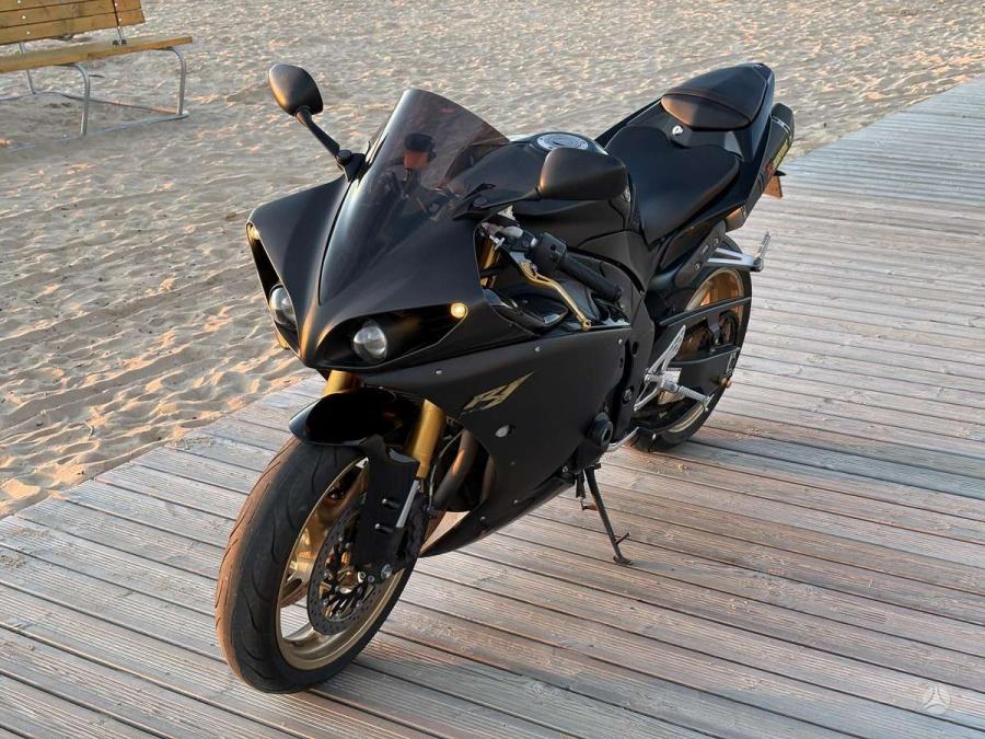 Black Yamaha R1 2009 in Riga, with an engine capacity of 1.00 L and mileage of 43 thousand km for 7700 €, photo 26 on AUTOMOTO.COM.LV