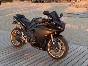Black Yamaha R1 2009 in Riga, with an engine capacity of 1.00 L and mileage of 43 thousand km for 7700 €, photo 28 on AUTOMOTO.COM.LV