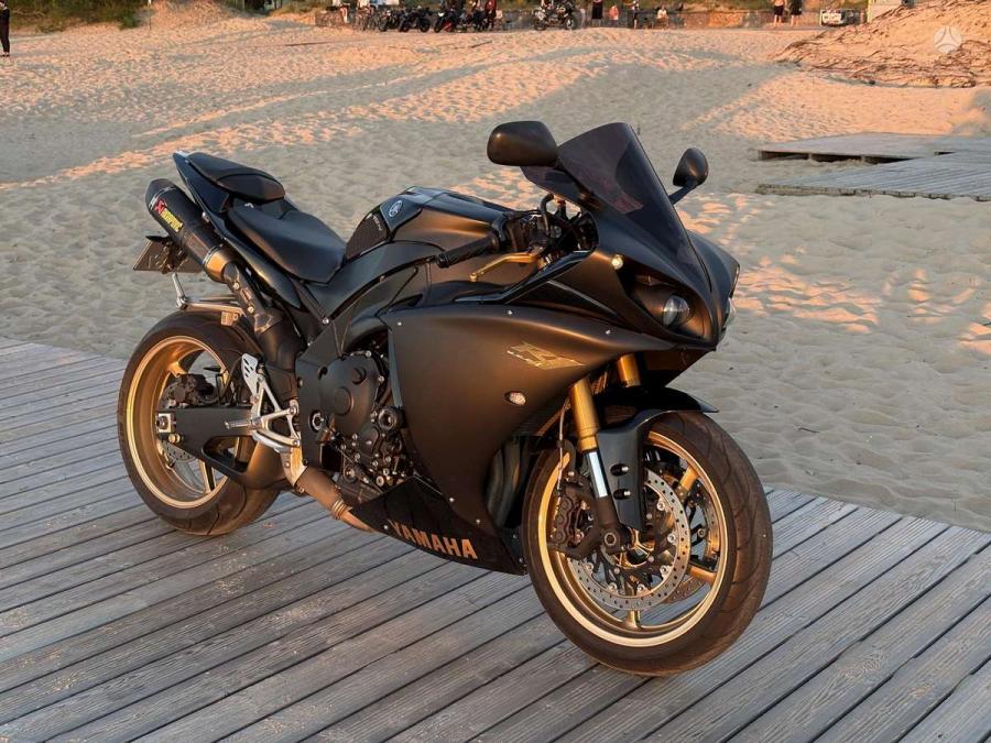 Black Yamaha R1 2009 in Riga, with an engine capacity of 1.00 L and mileage of 43 thousand km for 7700 €, photo 28 on AUTOMOTO.COM.LV