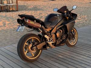 Black Yamaha R1 2009 in Riga, with an engine capacity of 1.00 L and mileage of 43 thousand km for 7700 €, photo 29 on AUTOMOTO.COM.LV