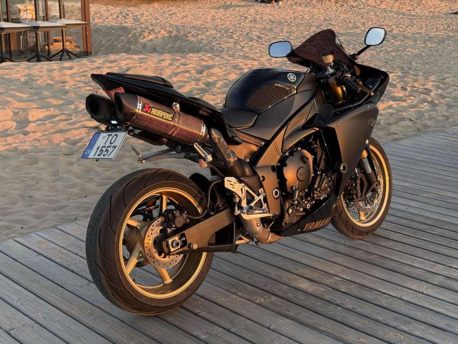 Black Yamaha R1 2009 in Riga, with an engine capacity of 1.00 L and mileage of 43 thousand km for 7700 €, photo 29 on AUTOMOTO.COM.LV