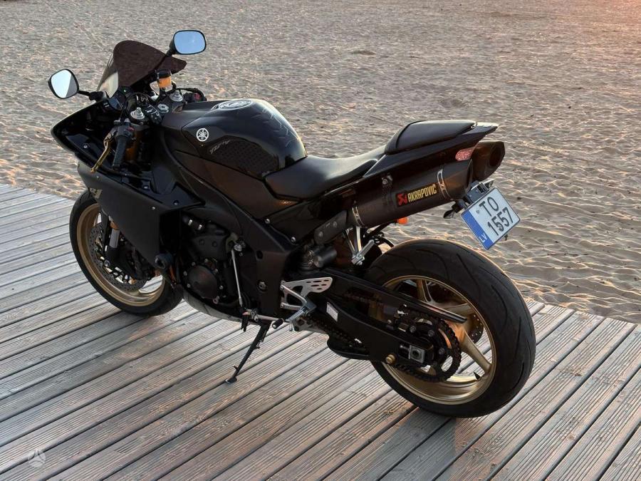 Black Yamaha R1 2009 in Riga, with an engine capacity of 1.00 L and mileage of 43 thousand km for 7700 €, photo 32 on AUTOMOTO.COM.LV