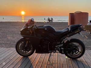 Black Yamaha R1 2009 in Riga, with an engine capacity of 1.00 L and mileage of 43 thousand km for 7700 €, photo 33 on AUTOMOTO.COM.LV