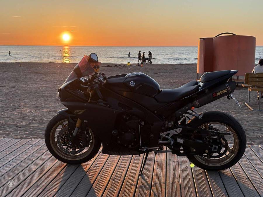 Black Yamaha R1 2009 in Riga, with an engine capacity of 1.00 L and mileage of 43 thousand km for 7700 €, photo 33 on AUTOMOTO.COM.LV