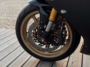 Black Yamaha R1 2009 in Riga, with an engine capacity of 1.00 L and mileage of 43 thousand km for 7700 €, photo 34 on AUTOMOTO.COM.LV