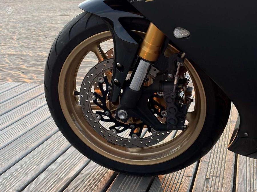 Black Yamaha R1 2009 in Riga, with an engine capacity of 1.00 L and mileage of 43 thousand km for 7700 €, photo 34 on AUTOMOTO.COM.LV