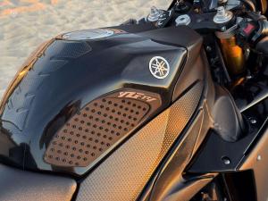 Black Yamaha R1 2009 in Riga, with an engine capacity of 1.00 L and mileage of 43 thousand km for 7700 €, photo 38 on AUTOMOTO.COM.LV