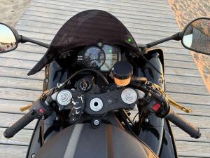 Black Yamaha R1 2009 in Riga, with an engine capacity of 1.00 L and mileage of 43 thousand km for 7700 €, photo 39 on AUTOMOTO.COM.LV