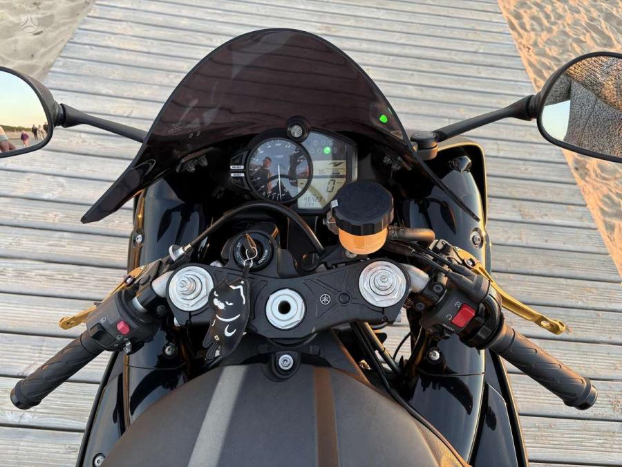 Black Yamaha R1 2009 in Riga, with an engine capacity of 1.00 L and mileage of 43 thousand km for 7700 €, photo 39 on AUTOMOTO.COM.LV