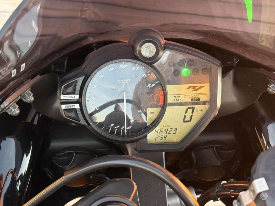 Black Yamaha R1 2009 in Riga, with an engine capacity of 1.00 L and mileage of 43 thousand km for 7700 €, photo 40 on AUTOMOTO.COM.LV