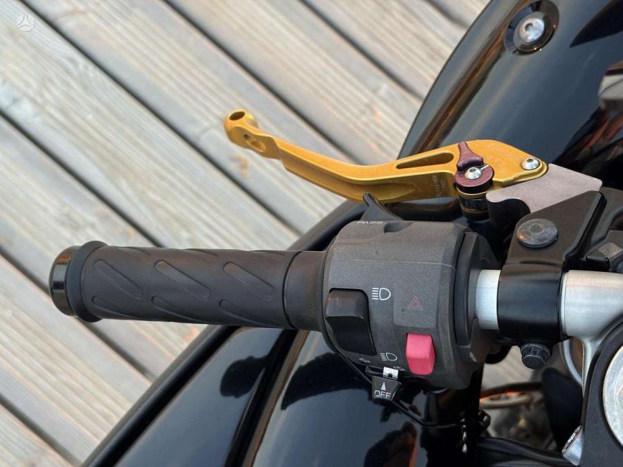 Black Yamaha R1 2009 in Riga, with an engine capacity of 1.00 L and mileage of 43 thousand km for 7700 €, photo 42 on AUTOMOTO.COM.LV