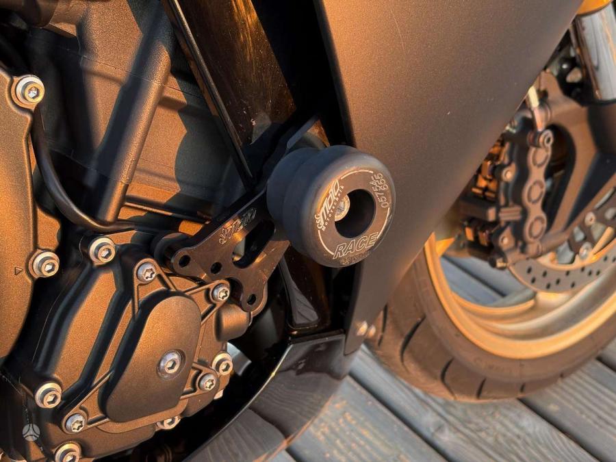 Black Yamaha R1 2009 in Riga, with an engine capacity of 1.00 L and mileage of 43 thousand km for 7700 €, photo 44 on AUTOMOTO.COM.LV