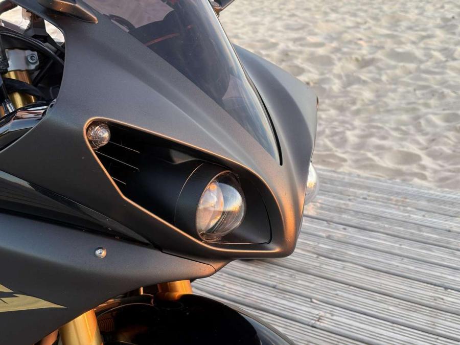 Black Yamaha R1 2009 in Riga, with an engine capacity of 1.00 L and mileage of 43 thousand km for 7700 €, photo 47 on AUTOMOTO.COM.LV
