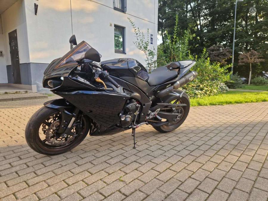 Black Yamaha R1 2009 in Riga, with an engine capacity of 1.00 L and mileage of 37 thousand km for 6000 €, photo 1 on AUTOMOTO.COM.LV