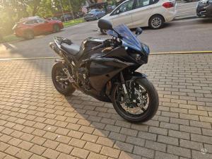 Black Yamaha R1 2009 in Riga, with an engine capacity of 1.00 L and mileage of 37 thousand km for 6000 €, photo 4 on AUTOMOTO.COM.LV