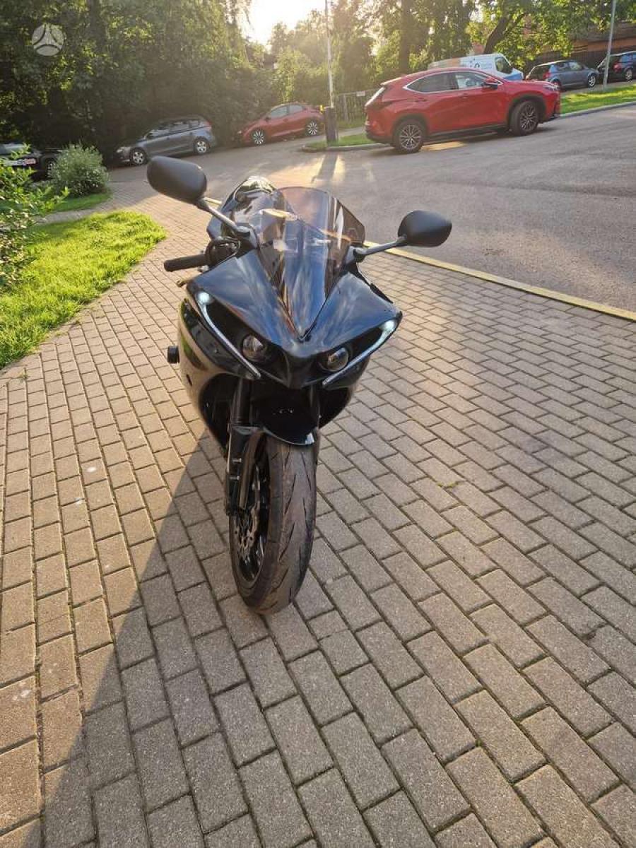 Black Yamaha R1 2009 in Riga, with an engine capacity of 1.00 L and mileage of 37 thousand km for 6000 €, photo 5 on AUTOMOTO.COM.LV