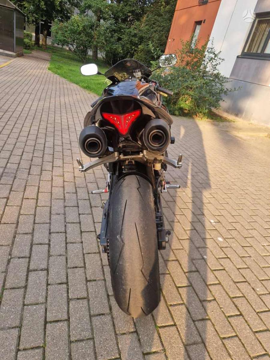 Black Yamaha R1 2009 in Riga, with an engine capacity of 1.00 L and mileage of 37 thousand km for 6000 €, photo 7 on AUTOMOTO.COM.LV