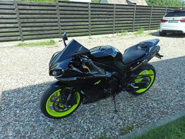 Black Yamaha R1 2014 in Druskininkai, with an engine capacity of 1.00 L and mileage of 19 thousand km for 8600 €, photo 4 on AUTOMOTO.COM.LV