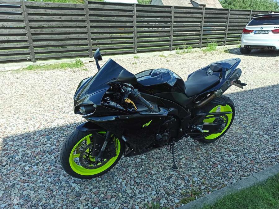 Black Yamaha R1 2014 in Druskininkai, with an engine capacity of 1.00 L and mileage of 19 thousand km for 8600 €, photo 5 on AUTOMOTO.COM.LV