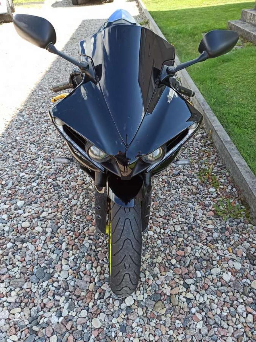 Black Yamaha R1 2014 in Druskininkai, with an engine capacity of 1.00 L and mileage of 19 thousand km for 8600 €, photo 7 on AUTOMOTO.COM.LV
