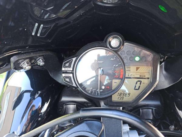 Black Yamaha R1 2014 in Druskininkai, with an engine capacity of 1.00 L and mileage of 19 thousand km for 8600 €, photo 8 on AUTOMOTO.COM.LV