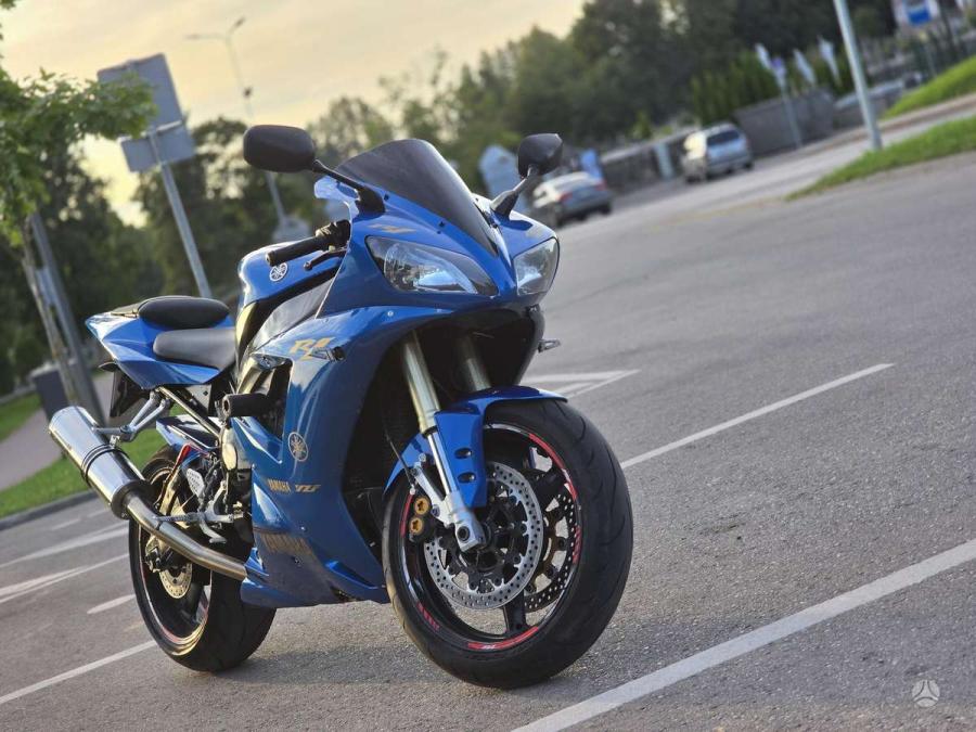 Zils Yamaha R1 2003 Plungė, ar dzinēja tilpumu 1.00 L un nobraukumu 55 tūkst. km par 3325 €, foto 1 vietnē AUTOMOTO.COM.LV