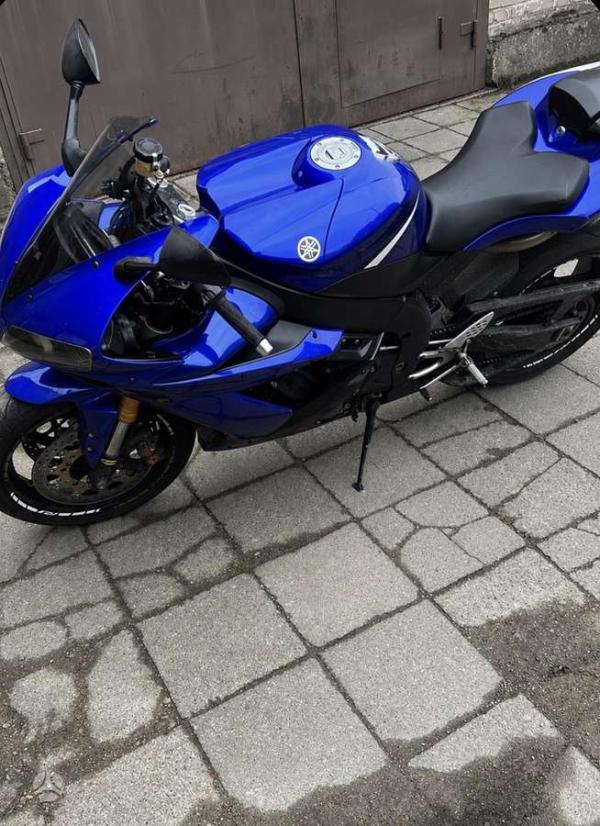 Blue Yamaha R1 2005 in Gargzdai, with an engine capacity of 1.00 L and mileage of 31 thousand km for 2500 €, photo 2 on AUTOMOTO.COM.LV