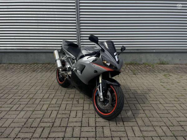 Grey Yamaha R1 2000 in Vilnius, with an engine capacity of 1.00 L and mileage of 33 thousand km for 2890 €, photo 1 on AUTOMOTO.COM.LV