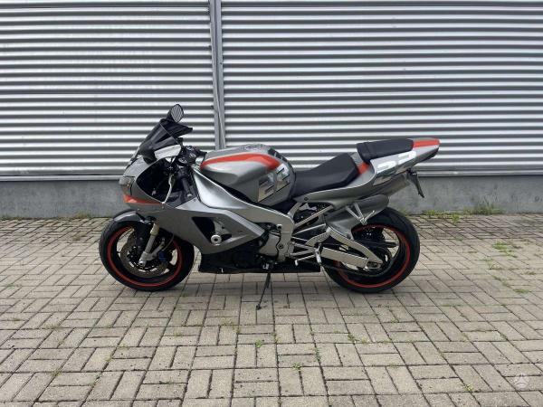Grey Yamaha R1 2000 in Vilnius, with an engine capacity of 1.00 L and mileage of 33 thousand km for 2890 €, photo 2 on AUTOMOTO.COM.LV