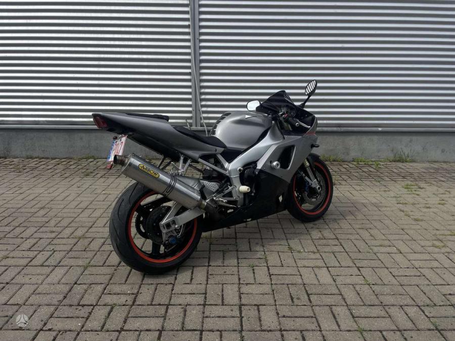 Серый Ямаха R1 2000 в Вильнюс, объемом двигателя 1.00 л и пробегом 33 тыс. км за 2890 €, фото 4 на AUTOMOTO.COM.LV