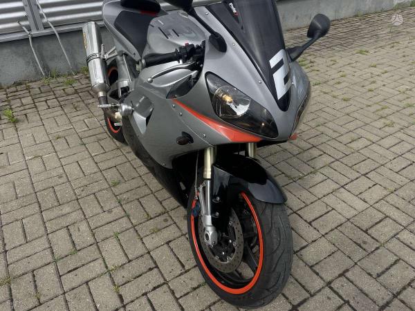 Grey Yamaha R1 2000 in Vilnius, with an engine capacity of 1.00 L and mileage of 33 thousand km for 2890 €, photo 6 on AUTOMOTO.COM.LV