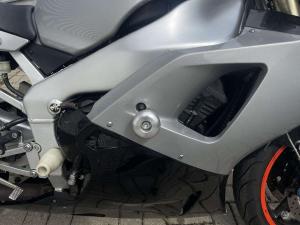Серый Ямаха R1 2000 в Вильнюс, объемом двигателя 1.00 л и пробегом 33 тыс. км за 2890 €, фото 9 на AUTOMOTO.COM.LV