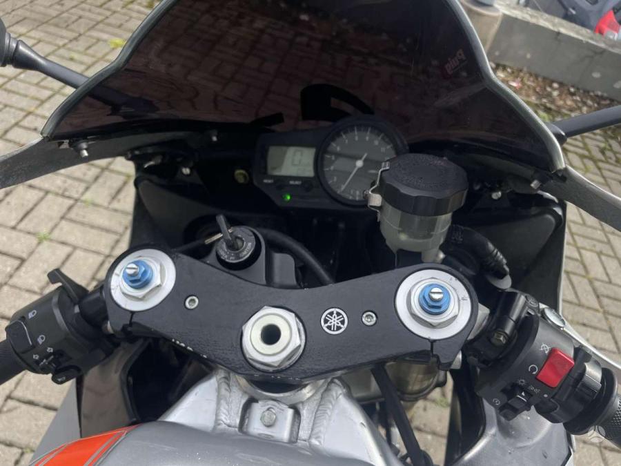 Серый Ямаха R1 2000 в Вильнюс, объемом двигателя 1.00 л и пробегом 33 тыс. км за 2890 €, фото 13 на AUTOMOTO.COM.LV