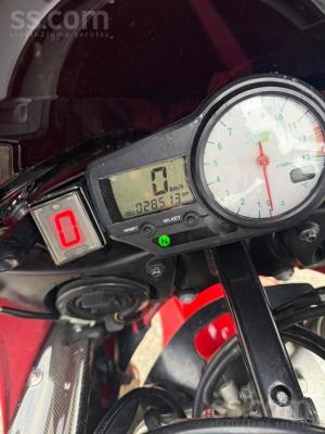 Ямаха R1 2000 в Мадона, объемом двигателя 1.00 л и пробегом 0 тыс. км за 3500 €, фото 4 на AUTOMOTO.COM.LV