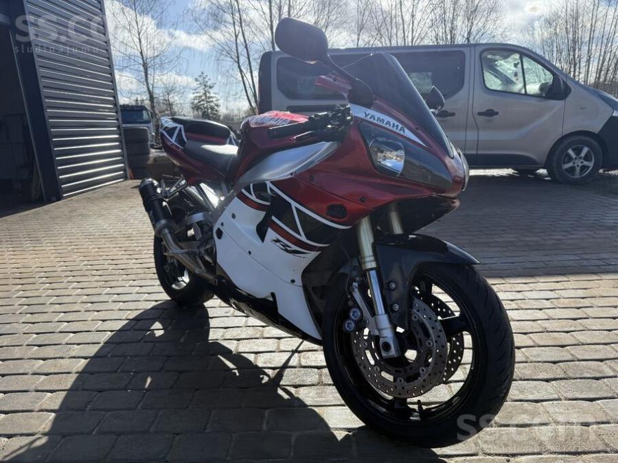 Yamaha R1 2001 in Cesis, with an engine capacity of 1.00 L and mileage of 0 thousand km for 3350 €, photo 3 on AUTOMOTO.COM.LV