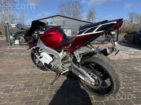 Yamaha R1 2001 in Cesis, with an engine capacity of 1.00 L and mileage of 0 thousand km for 3350 €, photo 6 on AUTOMOTO.COM.LV
