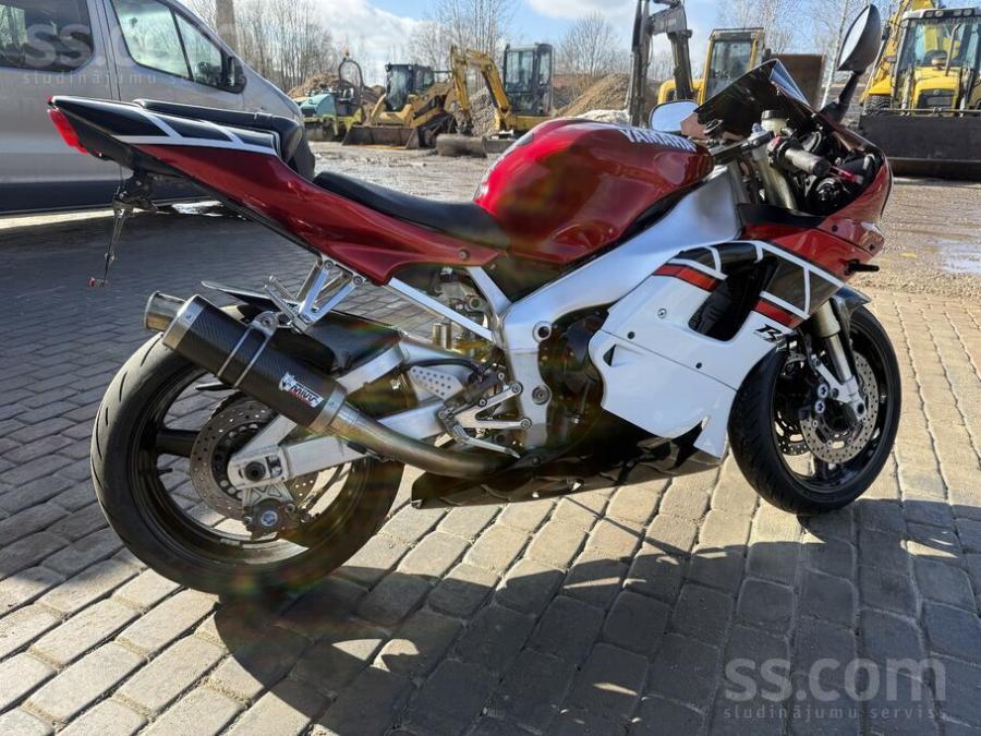 Yamaha R1 2001 in Cesis, with an engine capacity of 1.00 L and mileage of 0 thousand km for 3350 €, photo 8 on AUTOMOTO.COM.LV