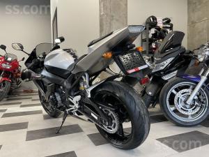 Ямаха R1 2002 в Рига, объемом двигателя 1.00 л и пробегом 0 тыс. км за 3699 €, фото 4 на AUTOMOTO.COM.LV