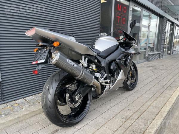 Yamaha R1 2002 in Riga, with an engine capacity of 1.00 L and mileage of 0 thousand km for 3699 €, photo 4 on AUTOMOTO.COM.LV
