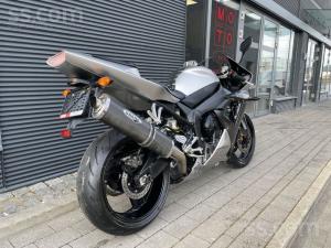 Ямаха R1 2002 в Рига, объемом двигателя 1.00 л и пробегом 0 тыс. км за 3699 €, фото 5 на AUTOMOTO.COM.LV