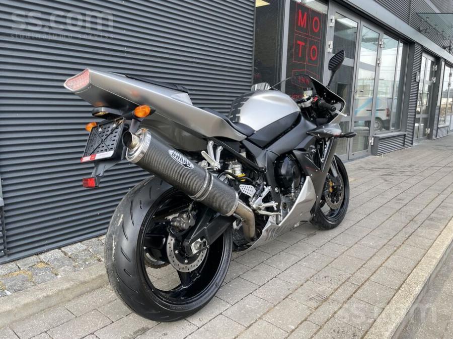 Ямаха R1 2002 в Рига, объемом двигателя 1.00 л и пробегом 0 тыс. км за 3699 €, фото 5 на AUTOMOTO.COM.LV