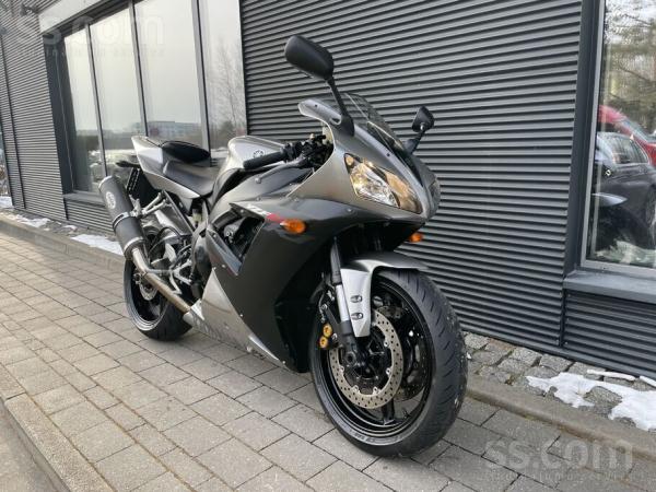 Yamaha R1 2002 in Riga, with an engine capacity of 1.00 L and mileage of 0 thousand km for 3699 €, photo 6 on AUTOMOTO.COM.LV