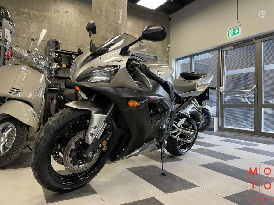 Yamaha R1 2002 Rīga, ar dzinēja tilpumu 1.00 L un nobraukumu 23 tūkst. km par 3799 €, foto 1 vietnē AUTOMOTO.COM.LV