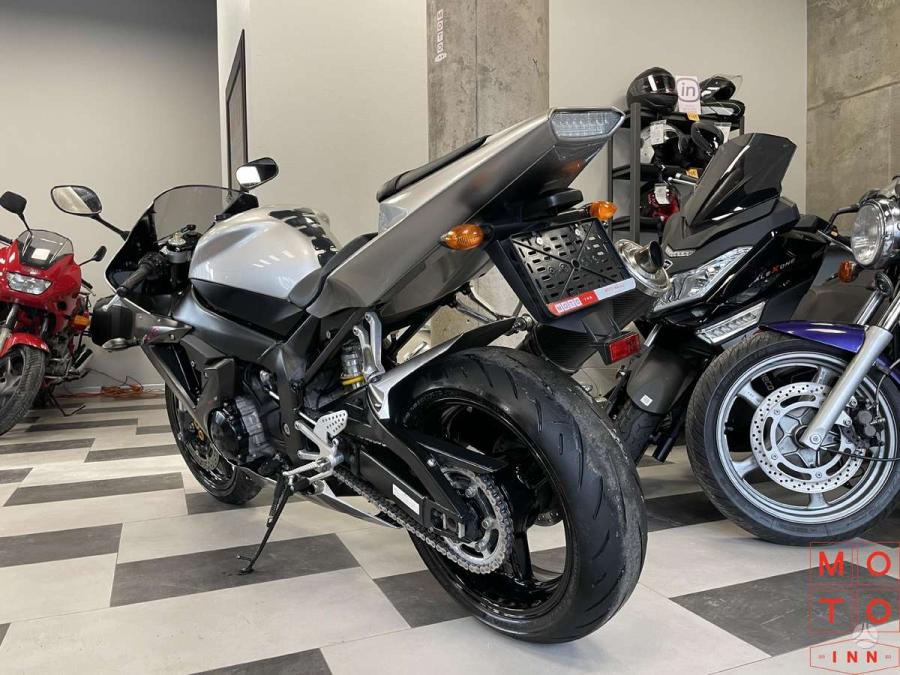 Yamaha R1 2002 Rīga, ar dzinēja tilpumu 1.00 L un nobraukumu 23 tūkst. km par 3799 €, foto 3 vietnē AUTOMOTO.COM.LV